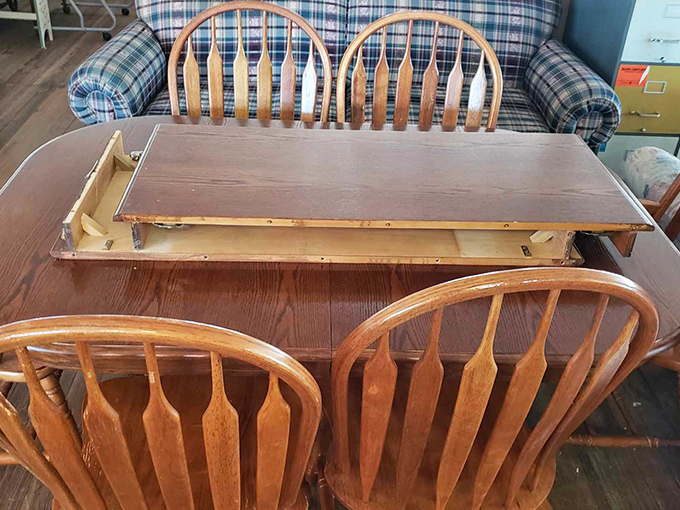 This dining set screams "family dinner" louder than your mother calling you for supper.