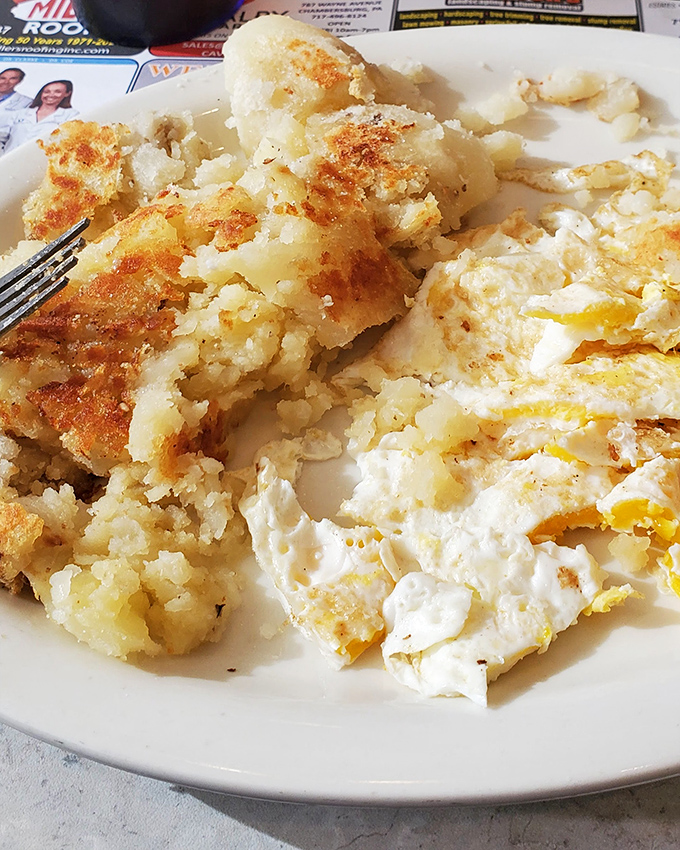 Home fries with the perfect crisp-to-tender ratio—the breakfast equivalent of hitting all green lights on your morning commute. Pure potato perfection alongside perfectly cooked eggs.