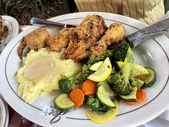 Crispy Jidori chicken served alongside colorful vegetables and creamy mashed potatoes—proof that comfort food can be photogenic without trying too hard.