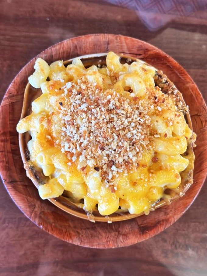 Mac and cheese that knows its job: creamy comfort between battles with bold barbecue flavors.