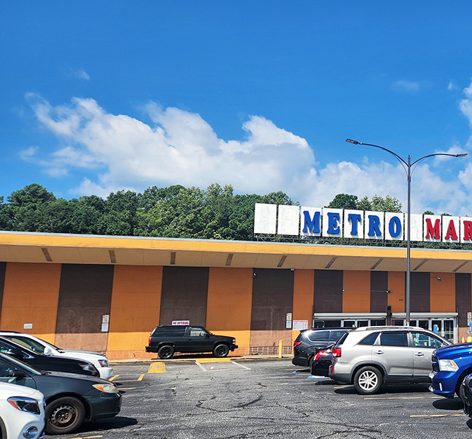 Under Atlanta's blue skies, the parking lot fills with vehicles whose owners share a common mission: to hunt bargains with the determination of detectives.