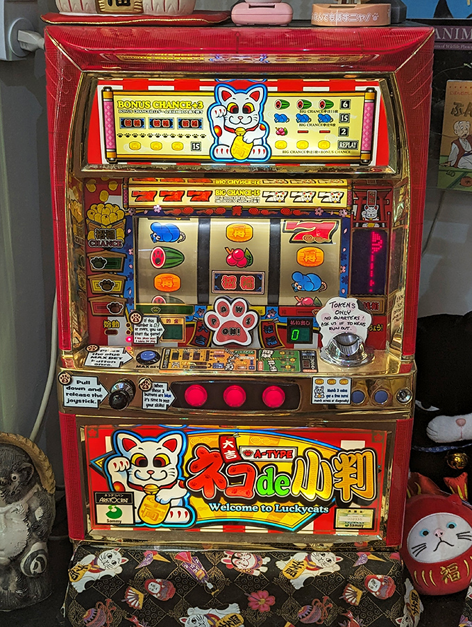 Hit the jackpot with this lucky cat slot machine! No need to gamble on finding unique items&mdash;this museum's collection is already a sure win.
