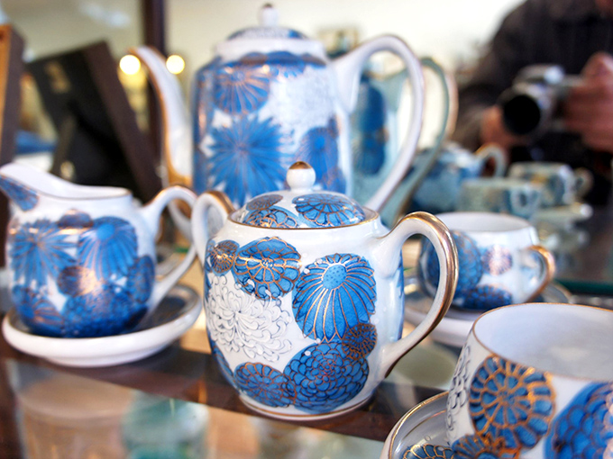 Delicate blue porcelain that whispers of afternoon teas and pinky-raising conversations. Downton Abbey has nothing on this elegant tea service.