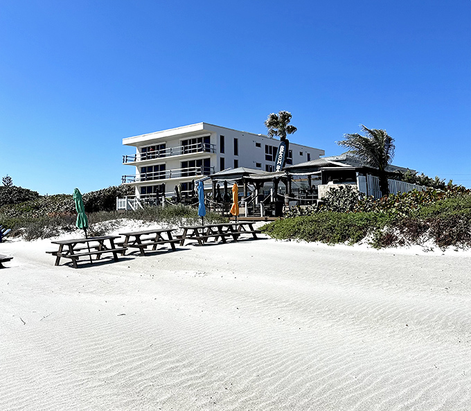 BB's Beach Bar: Where the barrier between restaurant and beach blissfully disappears. Your table in the sand awaits!