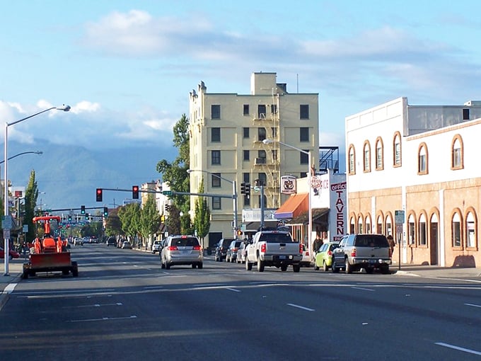 Grants Pass's historic downtown rolls out the charm with vintage facades, lively streets, and mountain views that steal the show.