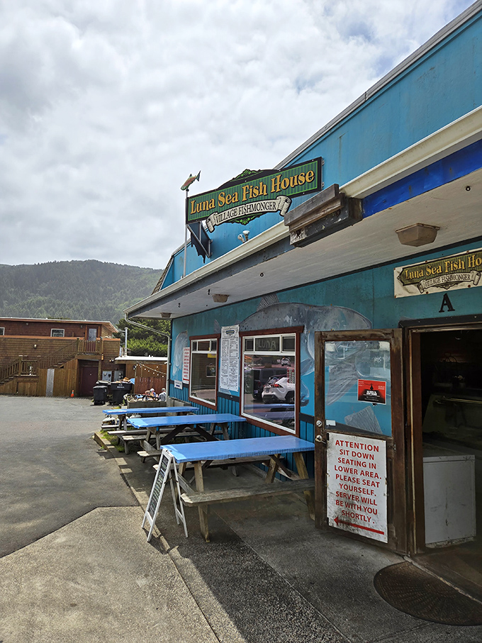 Luna Sea's bright blue exterior is like a beacon calling hungry travelers to Yachats' tastiest secret.