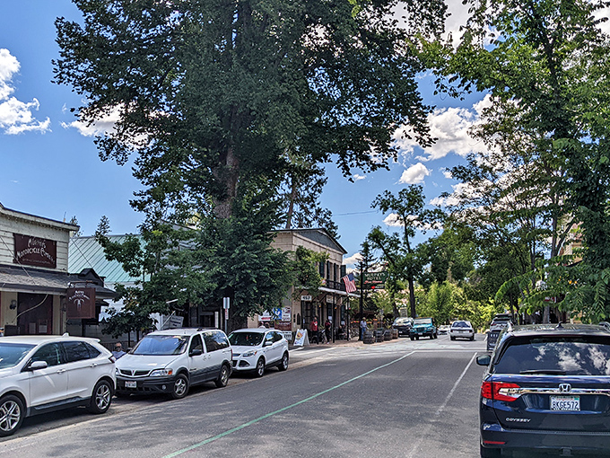 Murphys' tree-lined Main Street offers shade and history in equal measure&mdash;plus wine tasting rooms every few steps!
