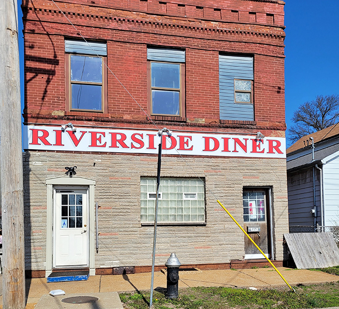 Riverside Diner's no-nonsense brick building houses St. Louis comfort food traditions that chain restaurants can only dream of replicating.