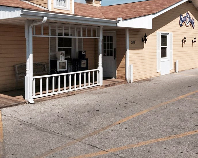 Sunshine Cafe: Looks like a cozy house because breakfast should feel like coming home&mdash;even if you're just passing through.