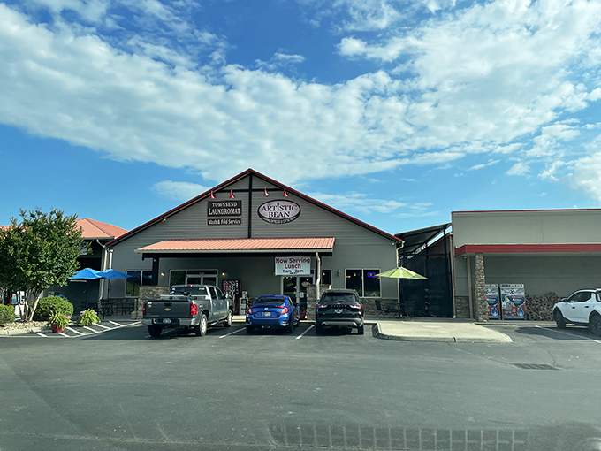 Artisan Glass under Tennessee blue! This unassuming Townsend treasure looks like the kind of place where creativity happens with both hands while stories flow as freely as mountain streams.