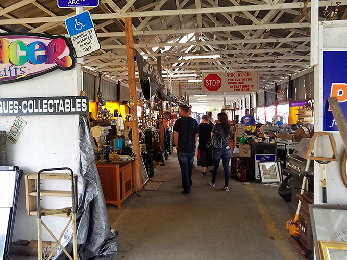 Waldo's market has that authentic country feel&mdash;wooden beams overhead and treasures as far as the eye can see.