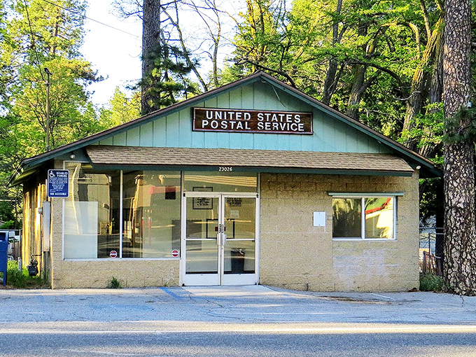 Small town charm at its finest! In Crestline, even the post office looks like it belongs in a storybook forest.