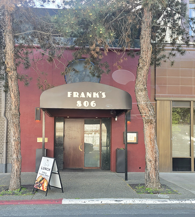 Sacramento's power lunch spot where the honey walnut prawns have probably influenced state legislation.