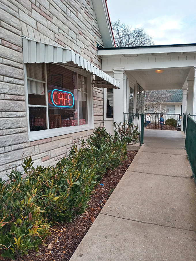 Surrounded by gardens and historic charm, The Loveless welcomes you home even if you've never been there before.