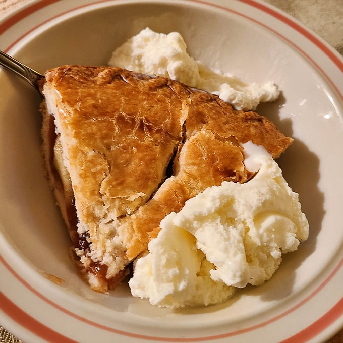 Apple pie and vanilla ice cream&mdash;America's most perfect couple. They should have their own reality show called "Hot Meets Cold."