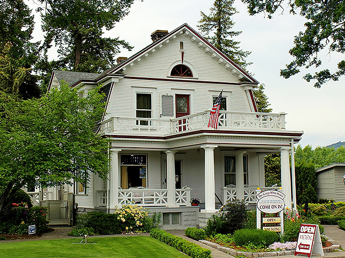 The Gorge White House barn poses against Mount Hood like it's auditioning for a calendar nobody would throw away.