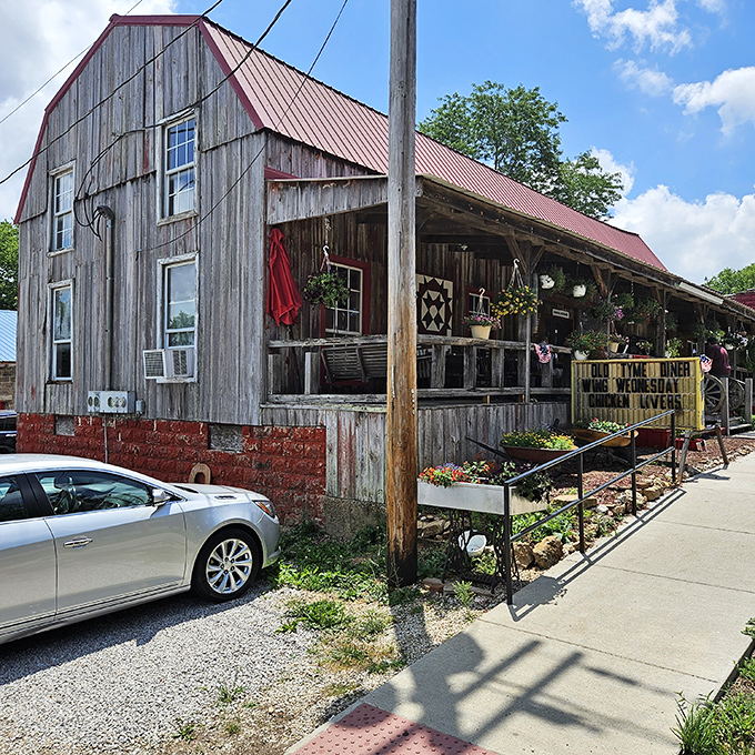 This weathered barn-turned-diner tells stories through its wooden beams. Where farmers and road-trippers break bread and share the news of the day.