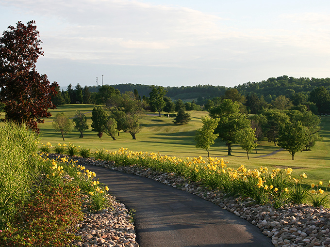 Park Hills Golf Club offers fairways with mountain views that make even a triple bogey feel like a win. Your ball may land in the rough, but your spirits never will.