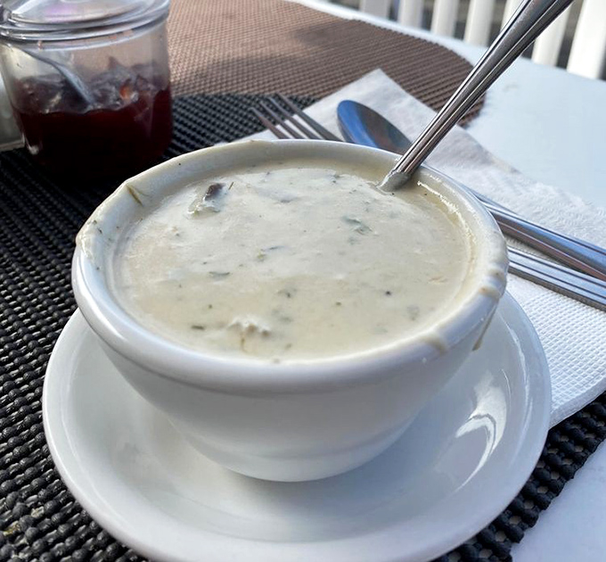 A bowl of chowder so satisfying it makes you wonder why you ever bothered with soup that doesn't come from the sea.