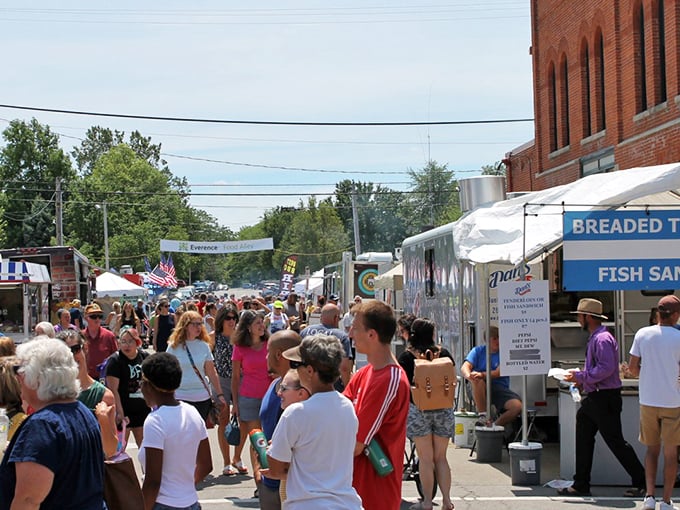 The only time you'll see this many people in Berne. Swiss Days festival transforms the quiet town into a celebration of heritage, food, and community.