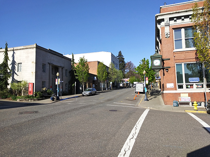 Oak Street on a quiet morning feels like stepping into a Norman Rockwell painting&mdash;minus the dial-up internet and plus excellent coffee.