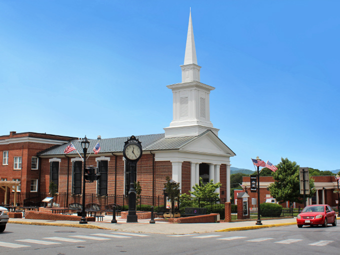 Bedford's classic American main street could be the poster child for small-town charm. Norman Rockwell would approve!