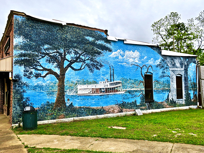 Brushstrokes of nostalgia! Chattahoochee's riverboat mural transports you to Mark Twain's era without getting your feet wet.
