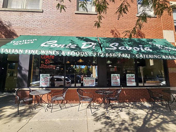 Conte Di Savoia: Those sidewalk tables invite you to enjoy your sandwich al fresco. La dolce vita in Chicago!