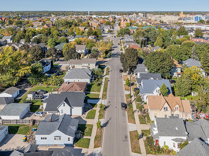 Green Bay's waterfront district blends industrial heritage with modern living. Those brick buildings have stories that would make your grandfather nod knowingly! 