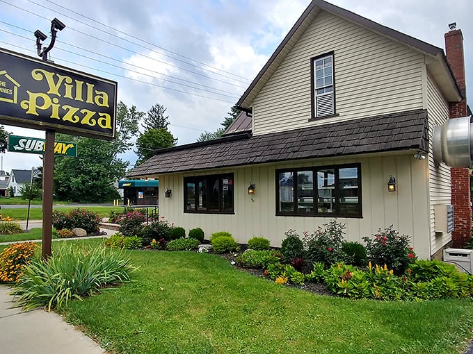 Johnnies Villa Pizza: Looks like your favorite aunt's house, if your aunt happened to make pizza that could make grown men weep.