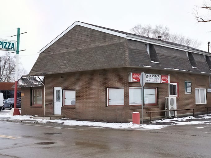 Plaza Pizza's barn-like roof houses some of Newark's most beloved pies. Sometimes the plainest buildings hide the tastiest treasures!