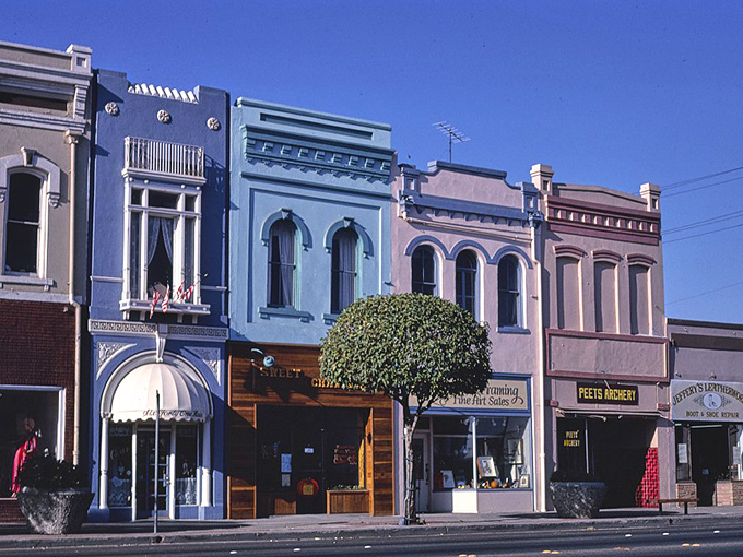 Red Bluff's colorful historic buildings house local businesses where your retirement dollars stretch further than in California's bigger cities.