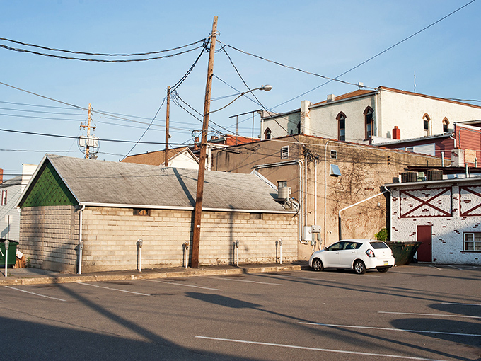 Minimalist charm! This Bloomsburg scene has the quiet appeal of a Sunday morning when you've finally figured out how to program the coffee maker.