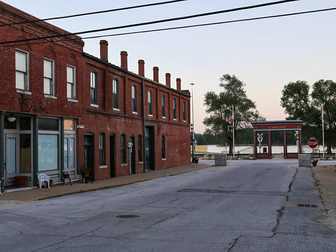 The quiet streets of Clarksville offer a front-row seat to nature's greatest show&mdash;bald eagles soaring above the mighty Mississippi.