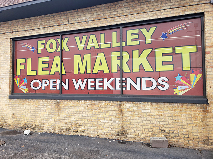 That colorful sign brightens even the drabbest brick wall. Like a 1970s game show set announcing "Weekend treasures await!"