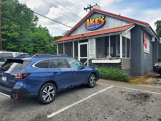 That screened porch at Ike's has witnessed decades of burger bliss—if only walls could talk (or share recipes).
