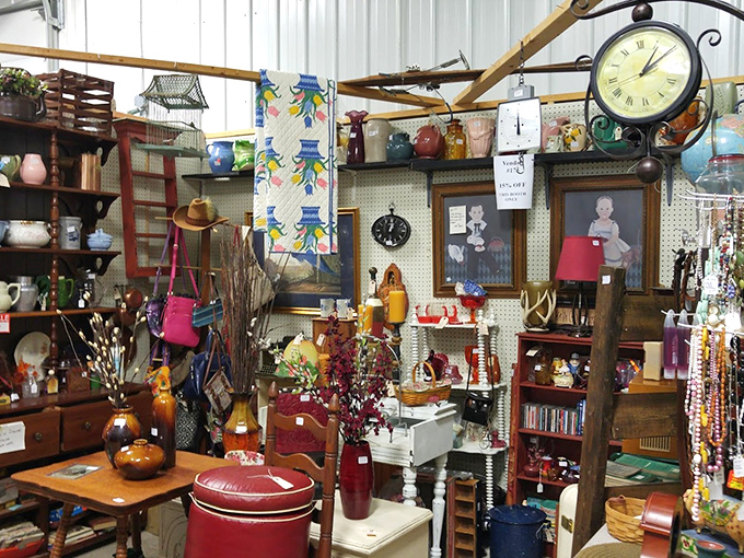 Me & My Sisters' indoor booths showcase country-chic d&eacute;cor that would make Joanna Gaines reach for her wallet.