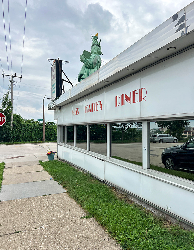 That Statue of Liberty perched atop Miss Katie's isn't just quirky—it's a promise that the American diner tradition lives on deliciously.
