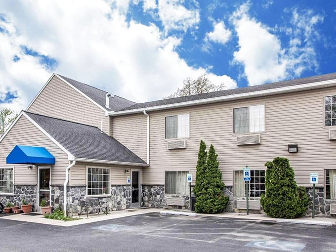 Comfort awaits at this unassuming Paradise inn, where modern amenities meet countryside tranquility just steps from Amish farmlands.