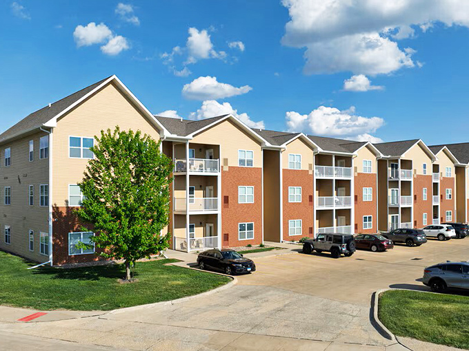 Silvis apartments offer modern living at reasonable prices, with green spaces that keep nature close at hand.