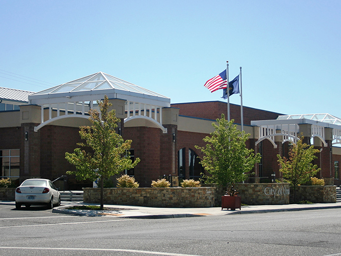 Modern amenities meet small-town hospitality in Umatilla, where the mighty Columbia River shapes both landscape and lifestyle. 