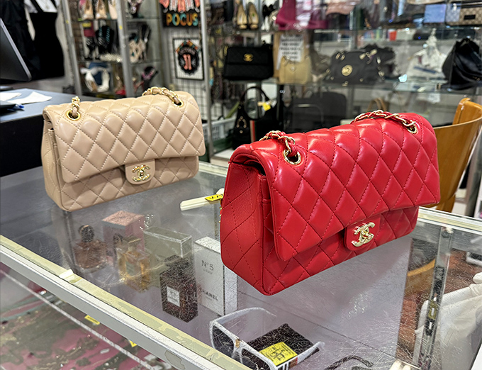 Luxury on a thrift store budget! These designer-inspired bags let you channel your inner celebrity without the celebrity-sized credit card bill.
