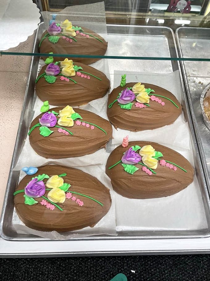 Easter in chocolate form! These egg-shaped cakes with their cheerful flower decorations prove simplicity and tradition still win hearts.