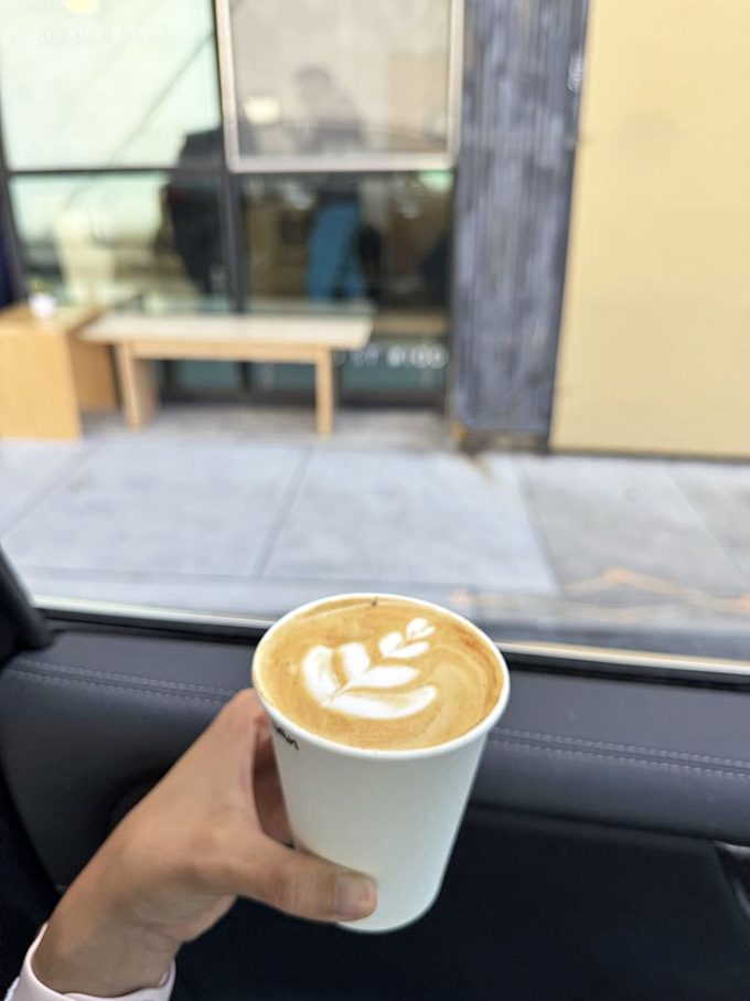The kind of coffee moment that makes you forget your phone exists. When latte art is this perfect, you pause before the first sip to appreciate the ephemeral beauty.