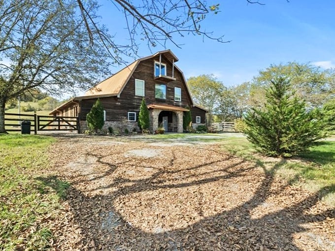This rustic barn-style country home looks like it jumped straight out of a Tennessee tourism brochure &ndash; rustic luxury amid nature's splendor.