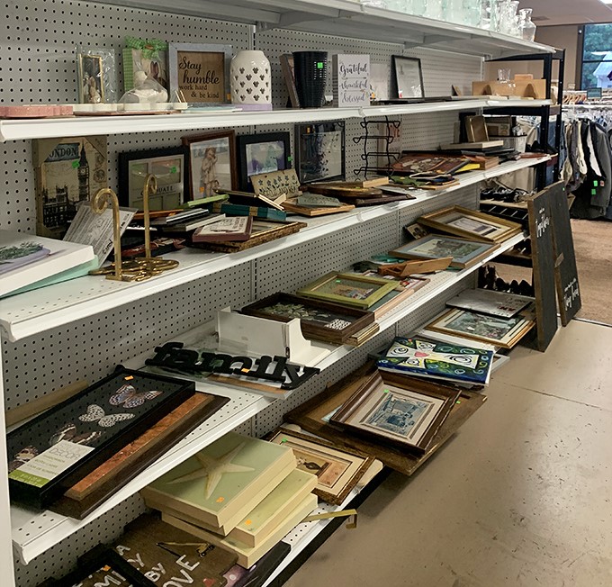 Frame fantasyland! One person's discarded "Live, Laugh, Love" sign becomes another's ironically hip apartment d&eacute;cor with just a little imagination.