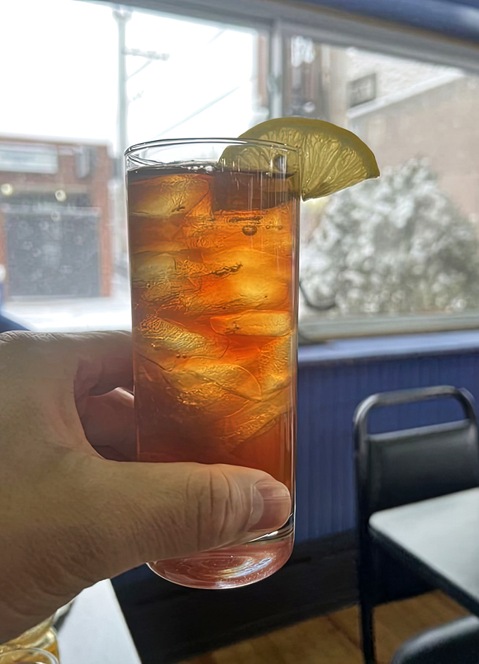 Even the iced tea gets the star treatment here, served tall and proud with a citrus crown.