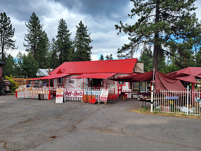 This little red food stand is the kind of place where pie recipes are guarded more carefully than state secrets.