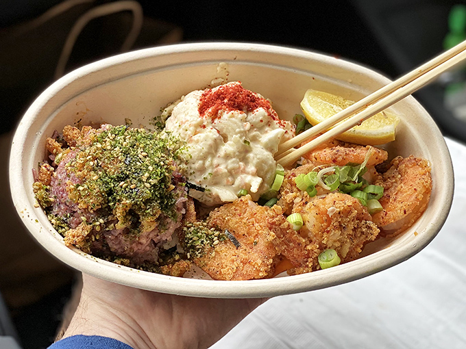 When cultures collide deliciously—creamy mac salad meets perfectly crisp katsu chicken in a bowl that feels like a warm hug from both Korea and Hawaii.