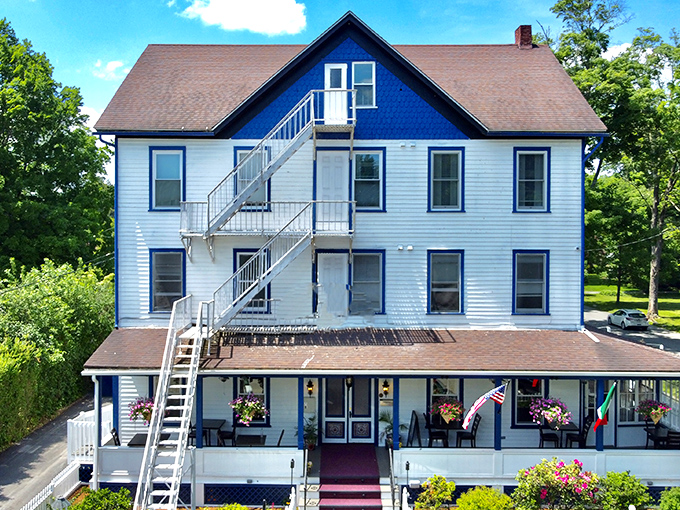 La Posada's blue and white charm offers a splash of coastal vibes in mountain country. Those flower boxes aren't messing around with their curb appeal game.